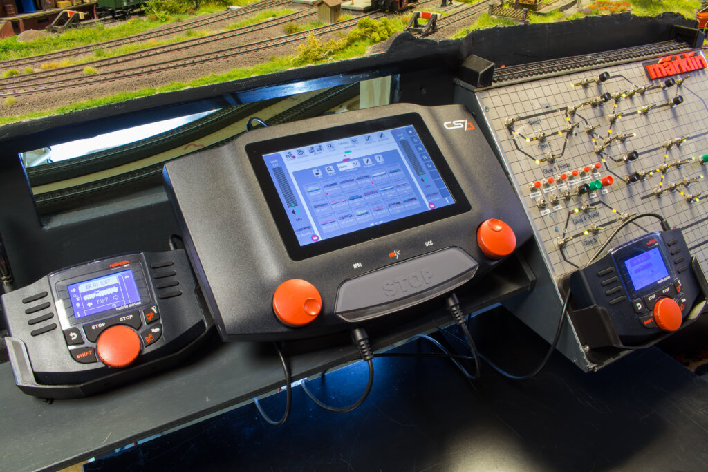 Wandhalterung für Märklin Central Station 3 - Bedienhilfe CS3/CS3+ Mandau3D